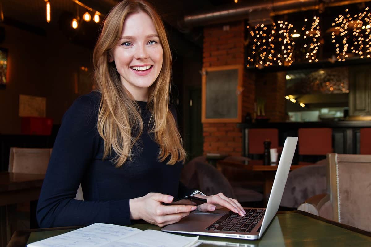 How to Become a Bookkeeper And Work From Home (Earn $25+/hour)
